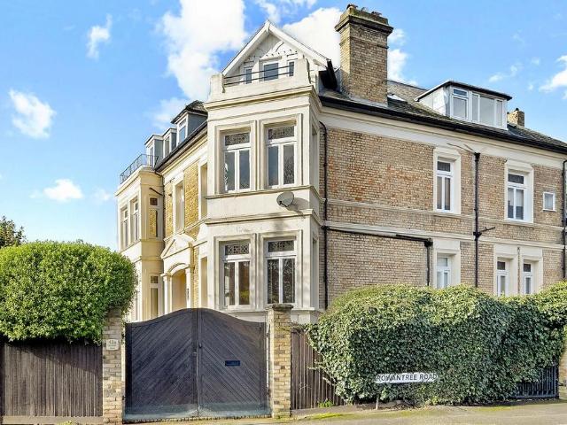 3 bedroom flat for sale