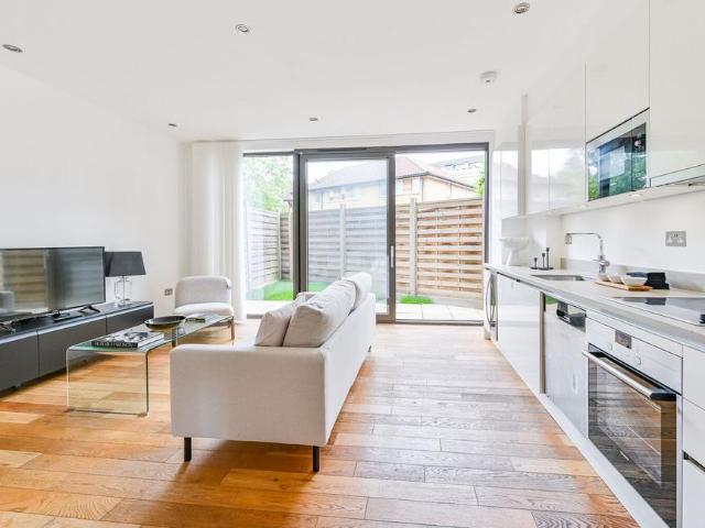 3 bedroom flat for sale