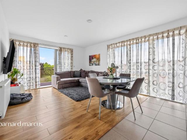 3 bedroom flat for sale