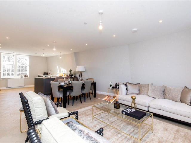 3 bedroom flat for sale