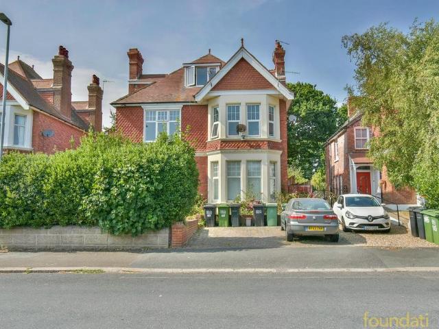 3 bedroom flat for sale