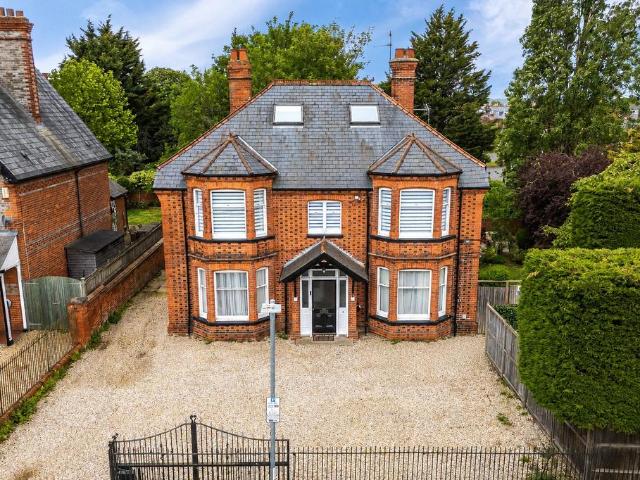 3 bedroom flat for sale
