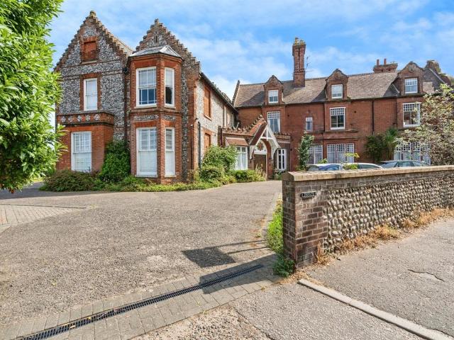 3 bedroom flat for sale