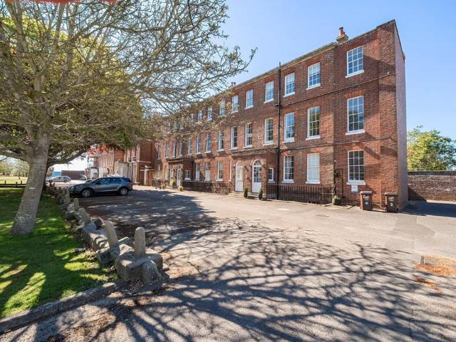 3 bedroom flat for sale