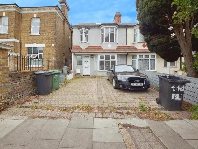 3 bedroom flat for sale