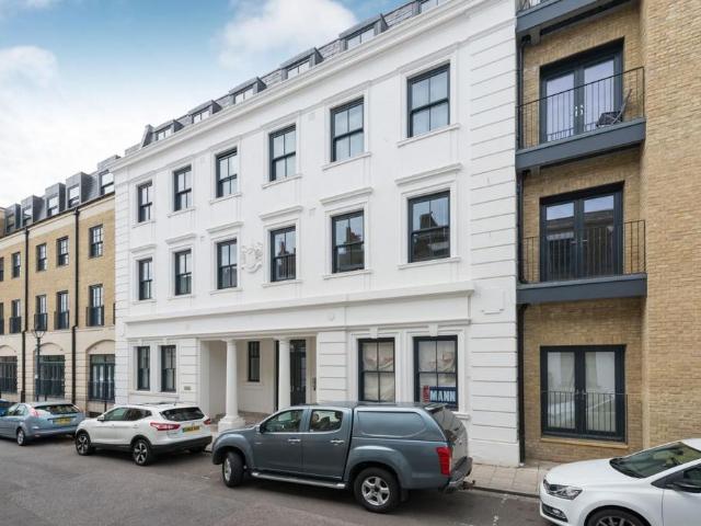 3 bedroom flat for sale