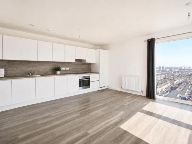 3 bedroom flat for sale