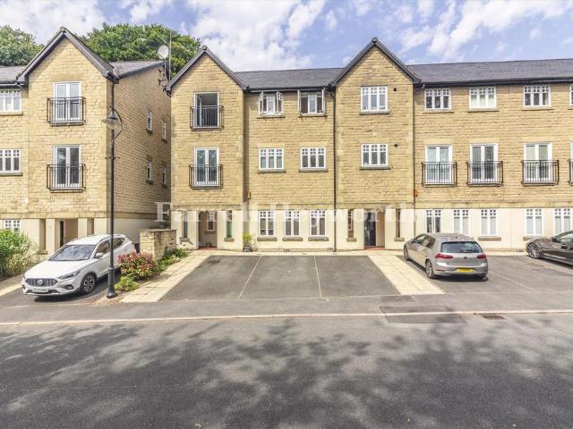 3 bedroom flat for sale