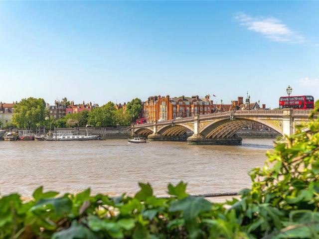 3 bedroom flat for sale