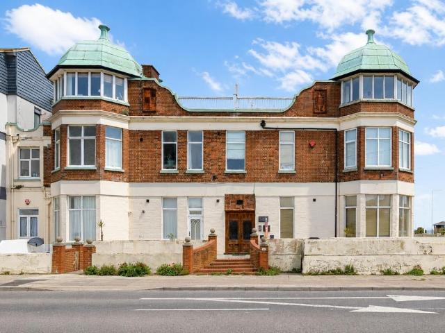 3 bedroom flat for sale