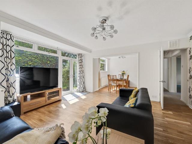 3 bedroom flat for sale