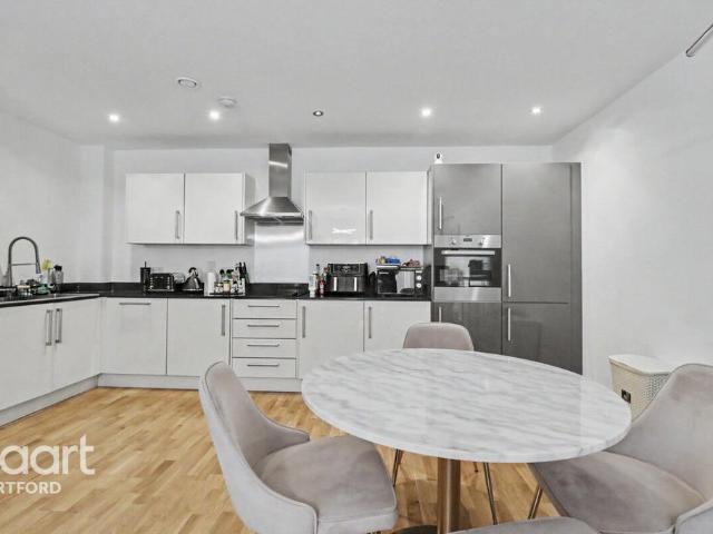 3 bedroom flat for sale