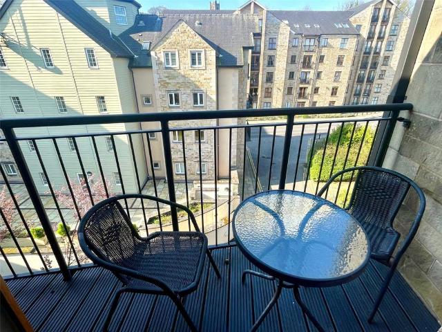 3 bedroom flat for sale