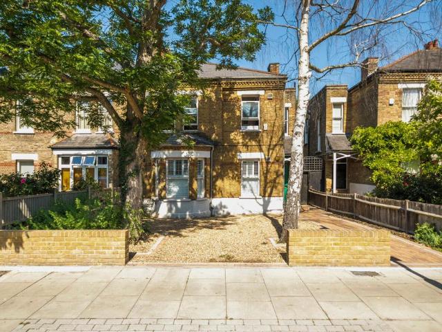 3 bedroom flat for sale