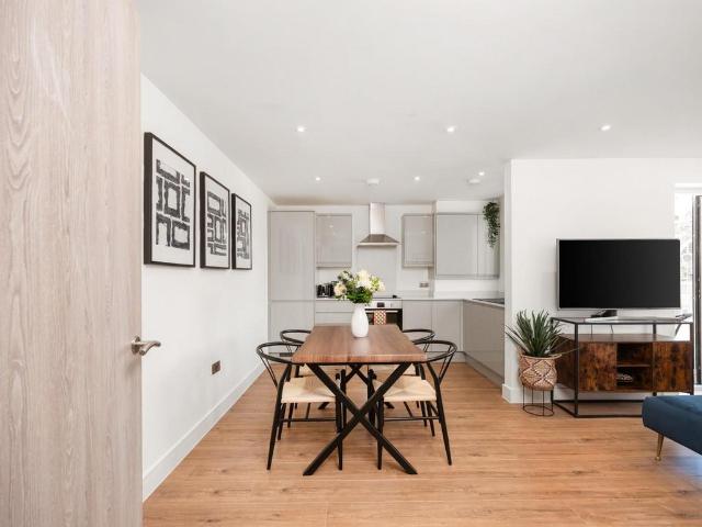 3 bedroom flat for sale