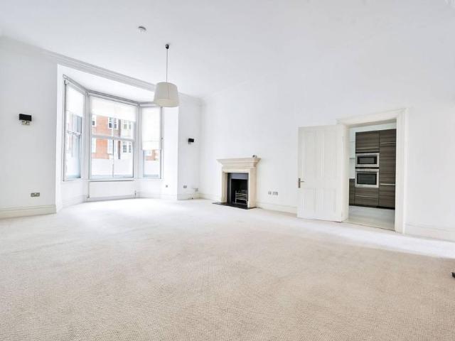 3 bedroom flat for sale