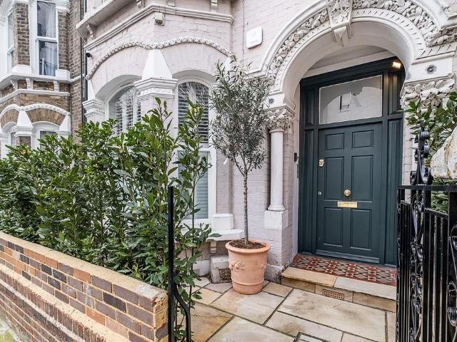 3 bedroom flat for sale