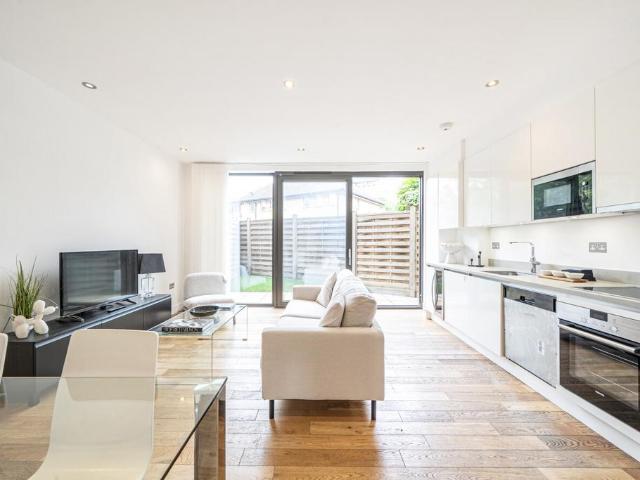 3 bedroom flat for sale