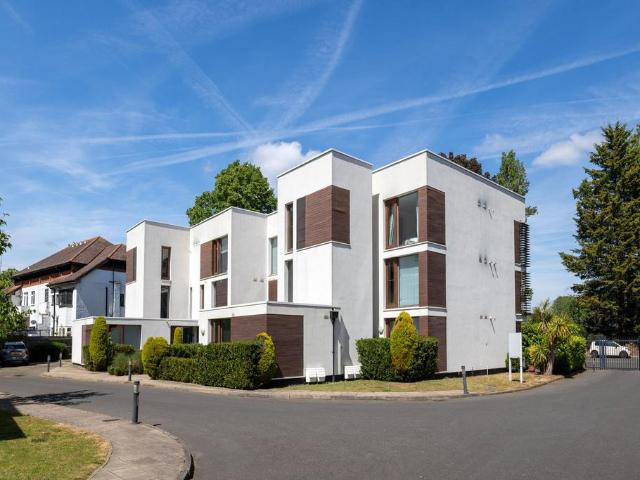 3 bedroom flat for sale