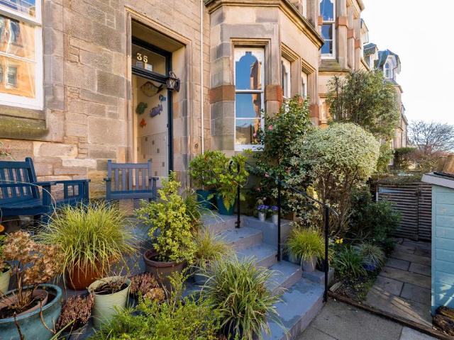 3 bedroom flat for sale