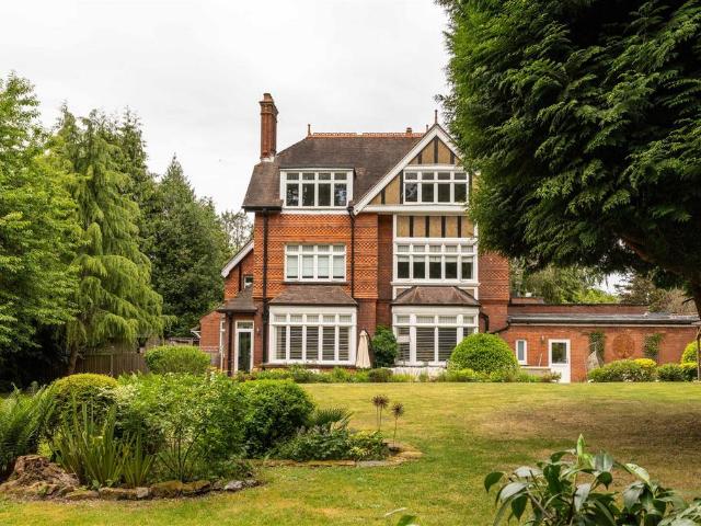 3 bedroom flat for sale