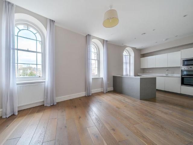 3 bedroom flat for sale