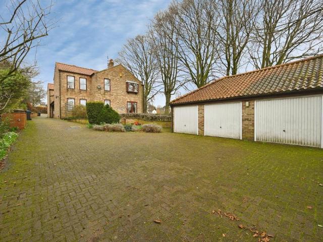 3 bedroom flat for sale