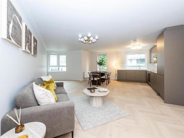 3 bedroom flat for sale