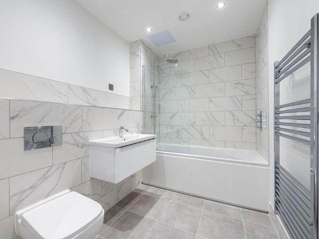 3 bedroom flat for sale