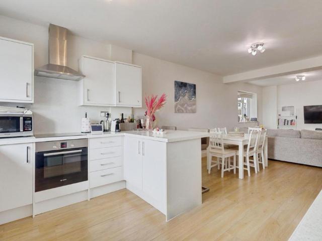 3 bedroom flat for sale