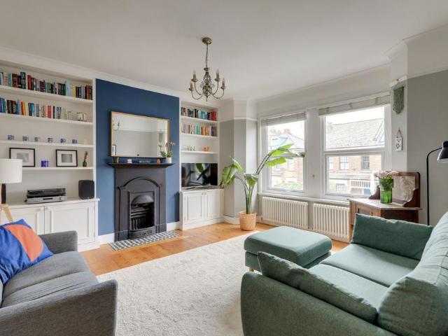 3 bedroom flat for sale