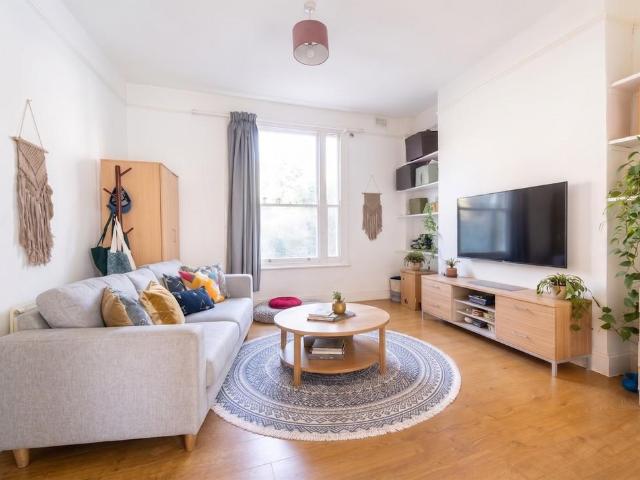 3 bedroom flat for sale