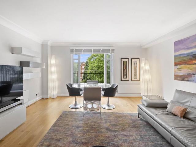 3 bedroom flat for sale