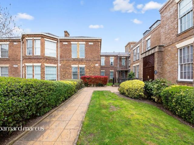 3 bedroom flat for sale