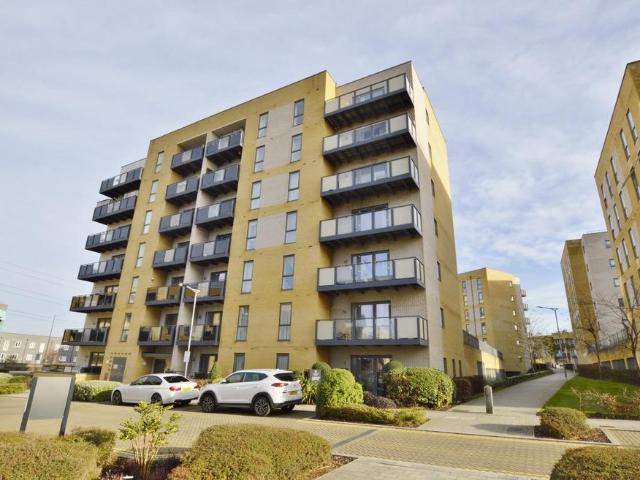 3 bedroom flat for sale