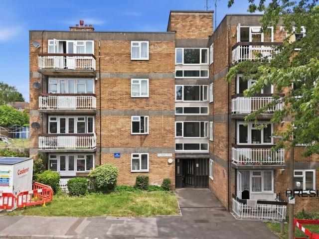 3 bedroom flat for sale