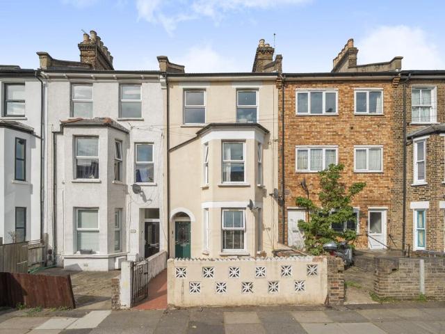 3 bedroom flat for sale