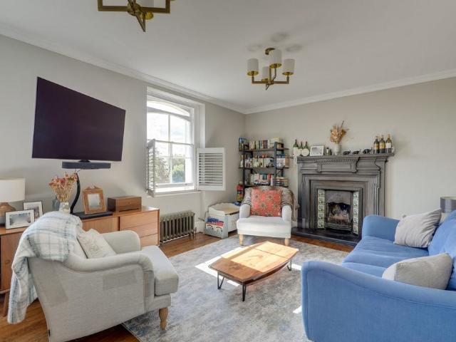 3 bedroom flat for sale