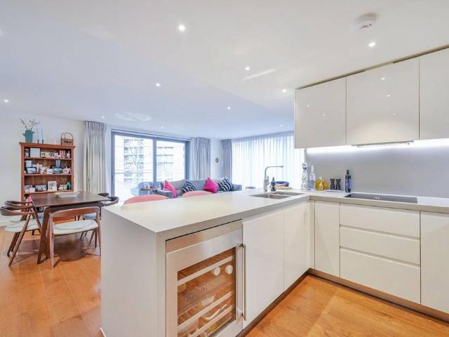 3 bedroom flat for sale
