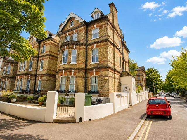 3 bedroom flat for sale