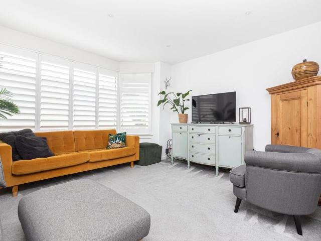 3 bedroom flat for sale
