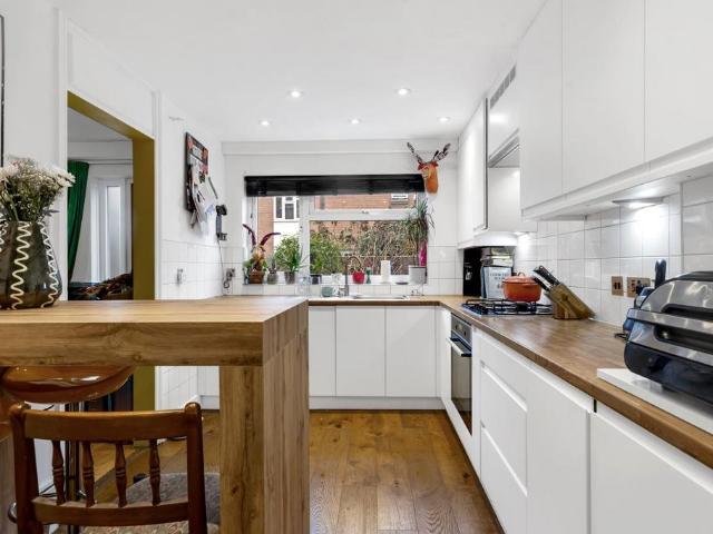 3 bedroom flat for sale