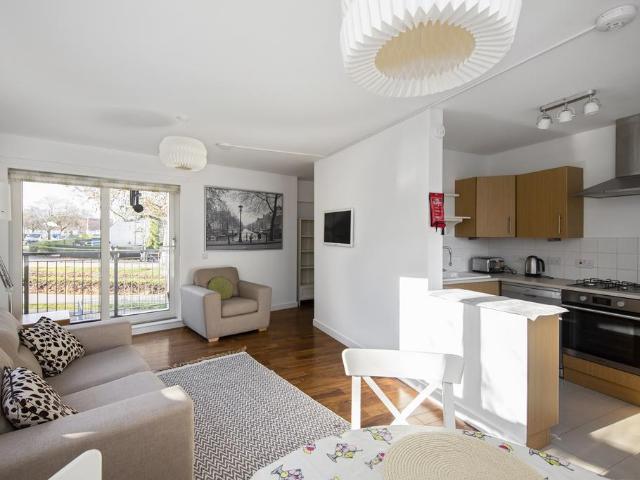 3 bedroom flat for sale