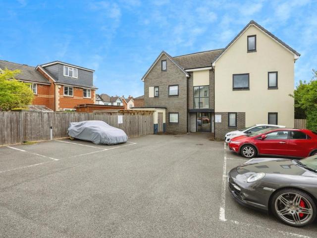 3 bedroom flat for sale