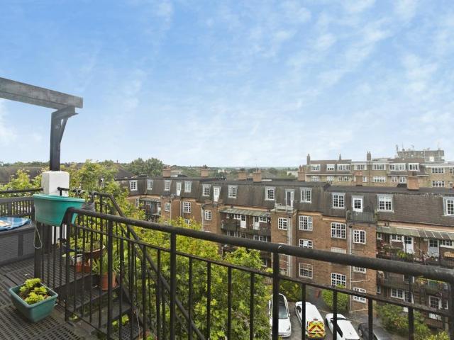 3 bedroom flat for sale