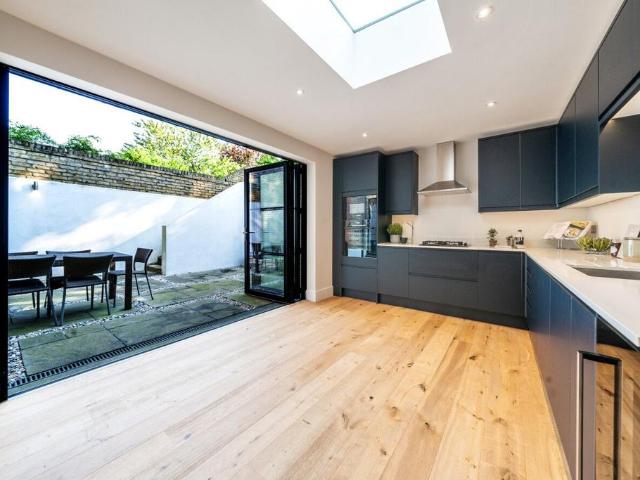 3 bedroom flat for sale