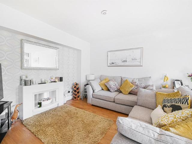 3 bedroom flat for sale