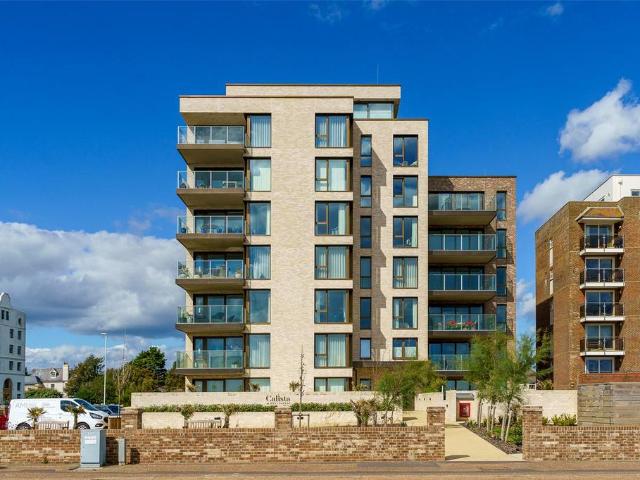 3 bedroom flat for sale