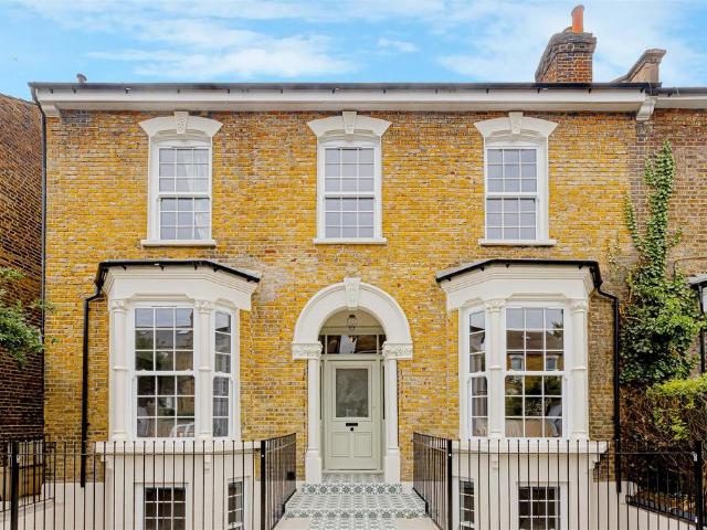 3 bedroom flat for sale