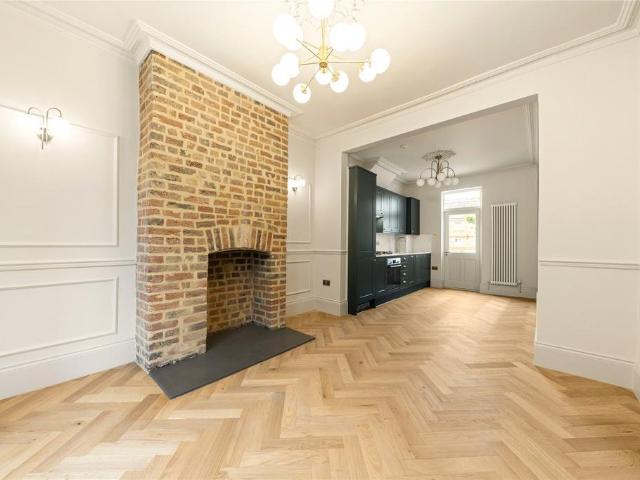 3 bedroom flat for sale